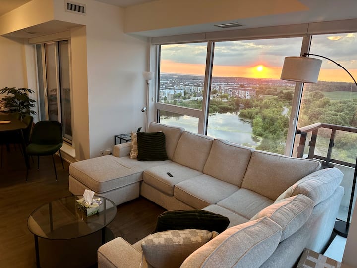 Upscale Urban Retreat | 2br/2ba Corner Condo - Oakville