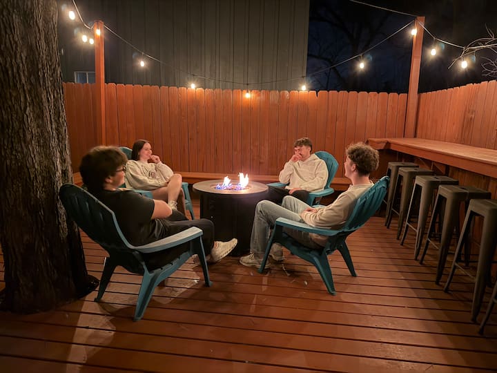 Minutes To Kyle Field | Deck, Fire Pit & Game Room - College Station, TX