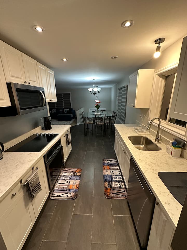 Comfy 5 Bedroom Home Conveniently Located - Niagara-on-the-Lake
