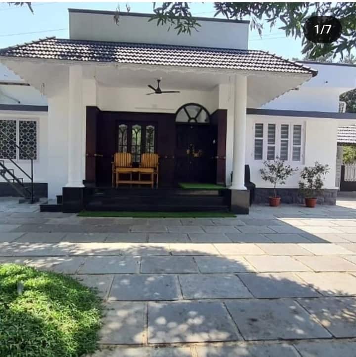 Party-friendly 4bhk Homestay - Kottayam