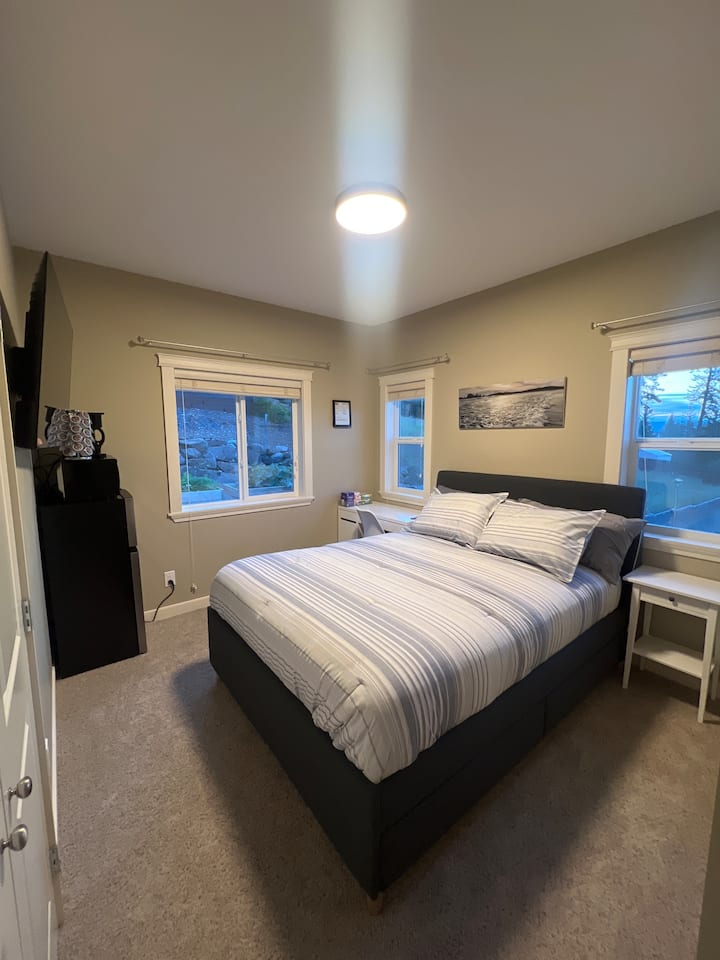 D&l - Bedroom & Movie Theatre - Kamloops