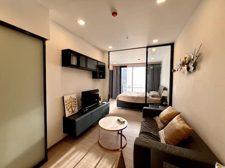 King Bed W/large Living Room, Pool & Gym, Mrt 200m - Bangkok