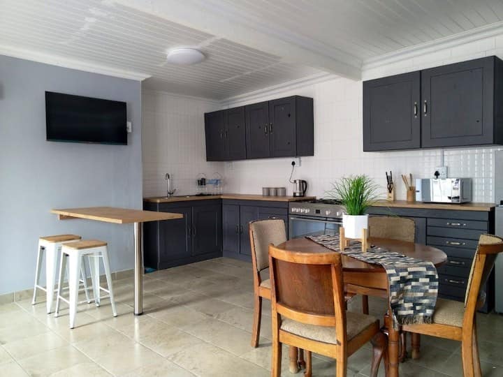 Spacious One Bedroom Apartment - Kariega