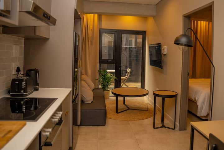 1-bed Sandton Apt+ Balcony | Mall And Gautrain - Sandton