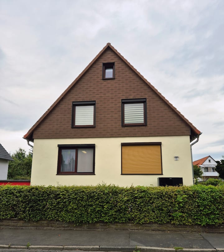 Sunlit Studio With Kitchen In Basement - Göttingen