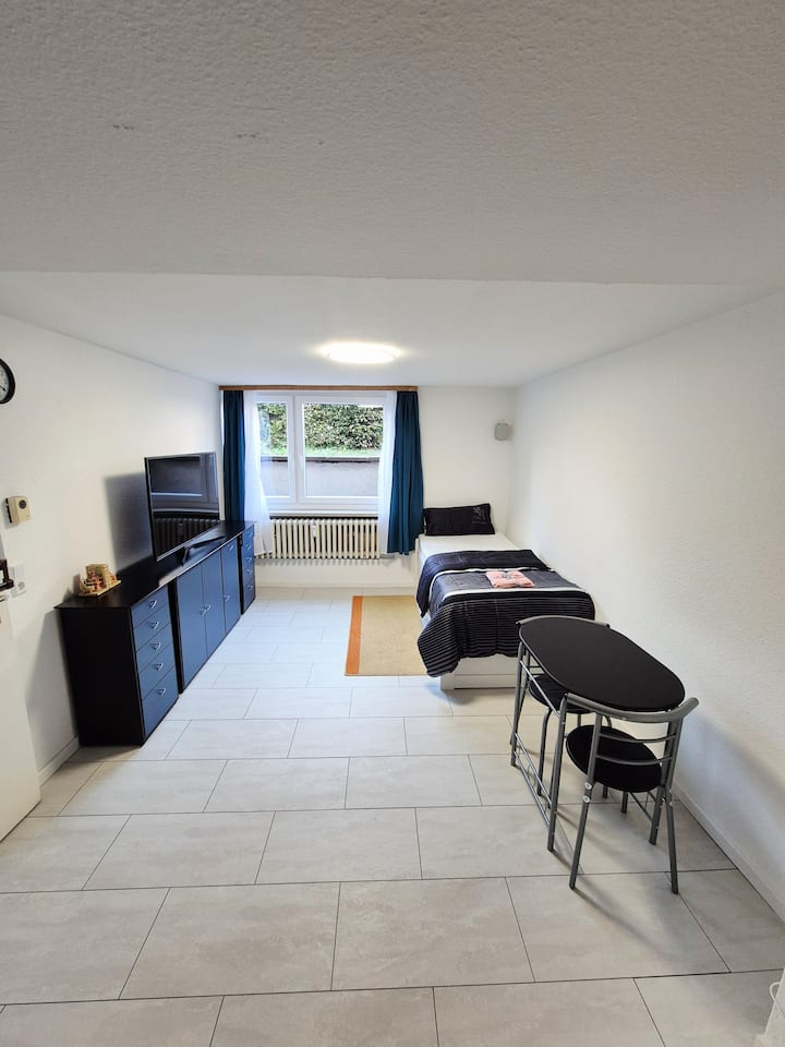 Sunlit Studio With Kitchen In Basement - Göttingen