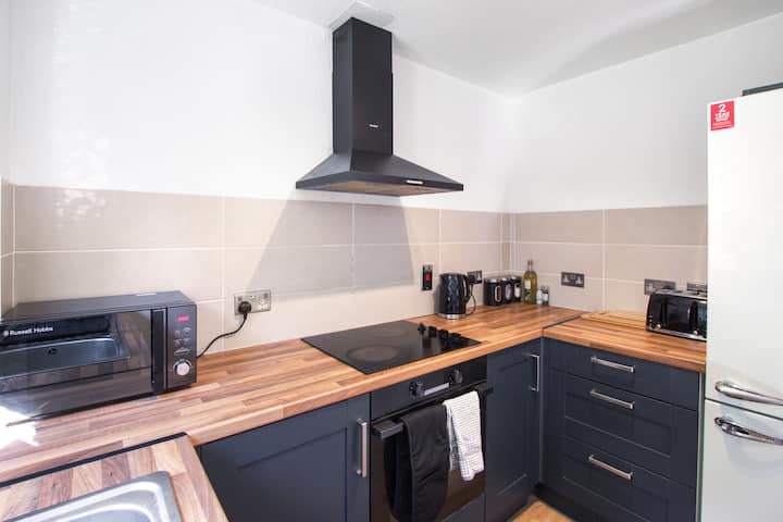 2 Bedroom Apartment +Private Parking| Long Stay - Slough
