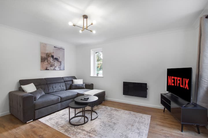 2 Bedroom Apartment +Private Parking| Long Stay - Slough