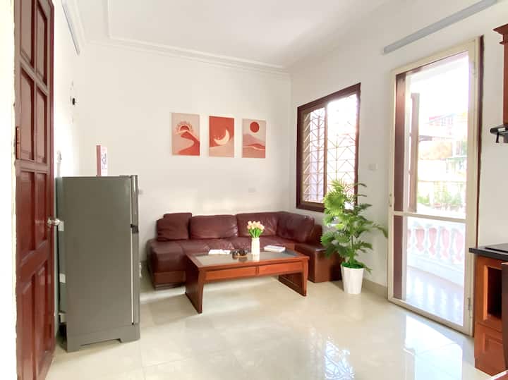 Chic 43m² Apt With Balcony Near Hcm Mausoleum | 4f - ハノイ