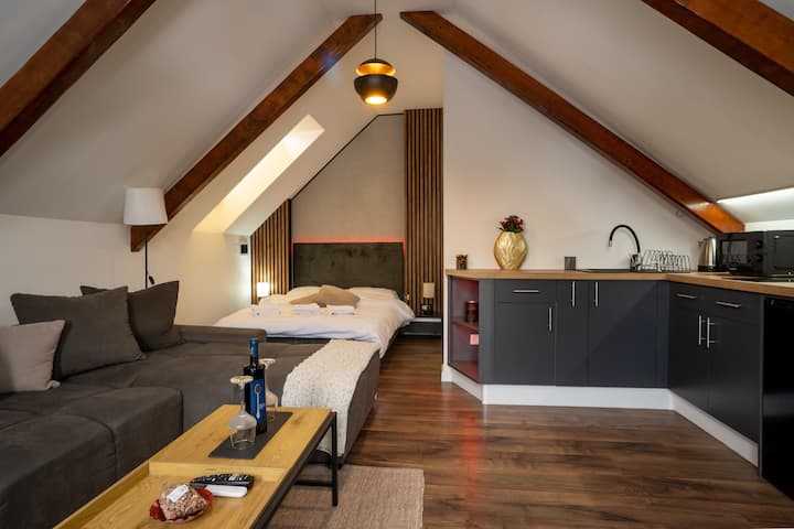 Modern Designer Loft • Balcony • Parking • Wifi - Brașov