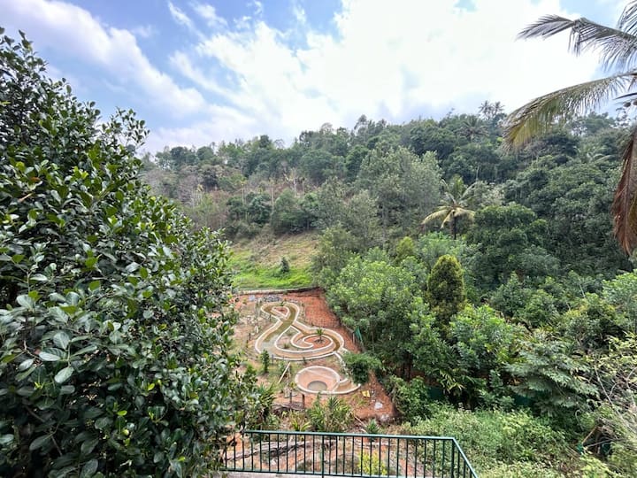 Kayyath Valley - Deluxe Room With Mountain View - Munnar