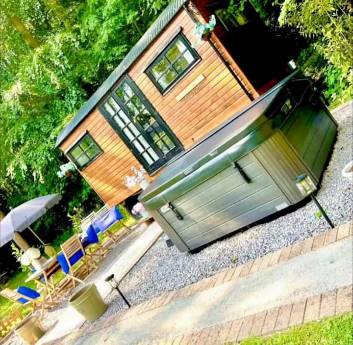 Shepard’s Hut With Hot Tub - Bristol