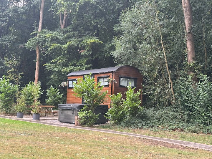 Shepherds Hut Retreat With Hot Tub - 