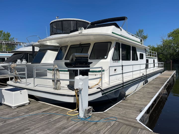 Waterfront Houseboat, Swan Dive - La Crosse, WI