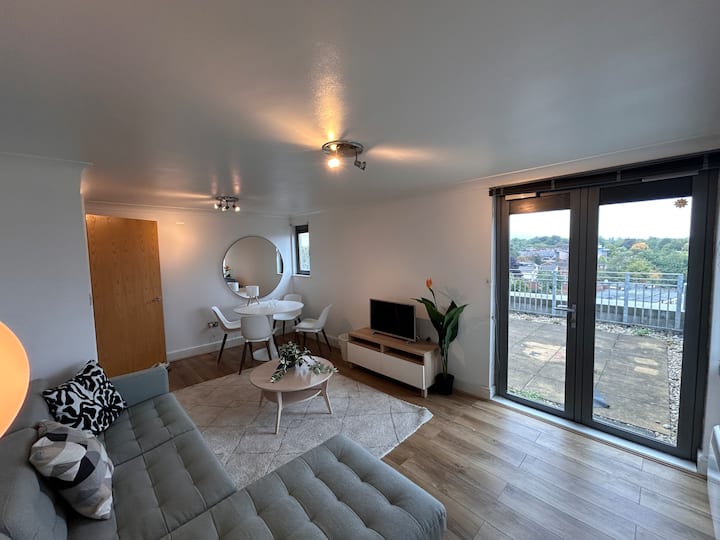 *Huge Balcony* 2bed 1 Bath + En-suite & - Birmingham