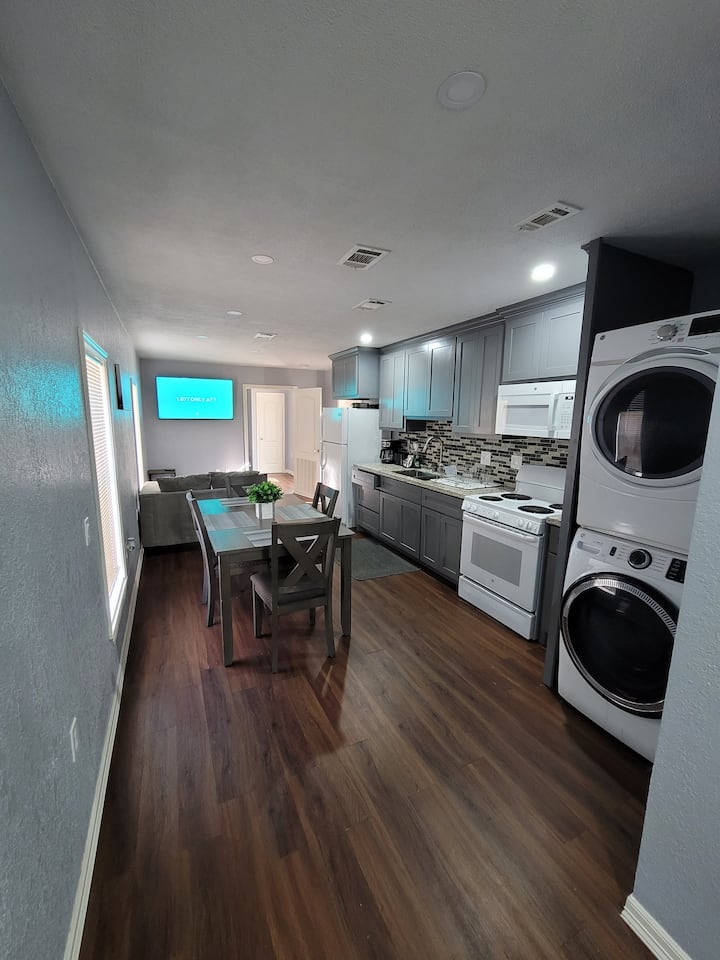 Modern Stay W/ Laundry •No Pets - Baytown, TX