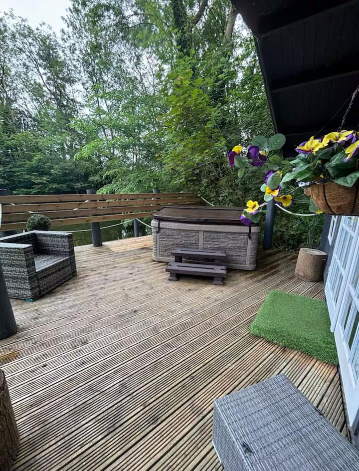Lake Side Cabin With Hot Tub In Woodland Setting - Bristol