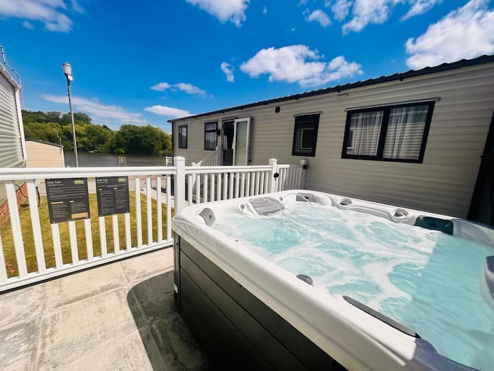 Hot Tub Lakeside Holiday Home - Northwich