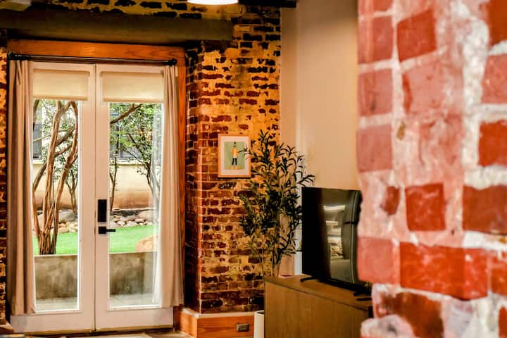Downtown Loft W Outdoor Space - University of Tennessee, Knoxville