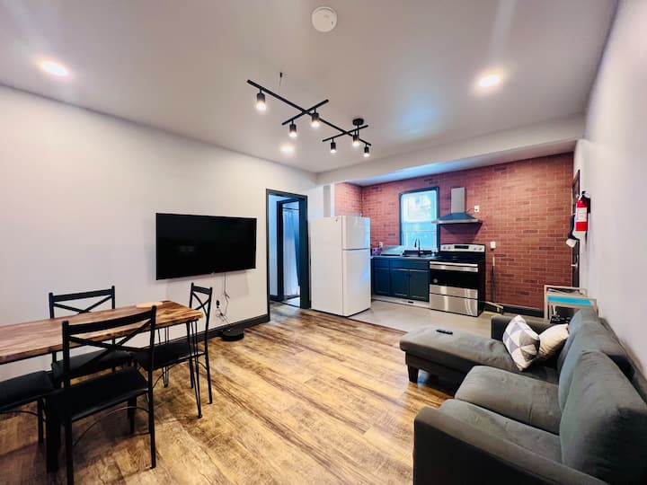 New! Stylish Spruce 3 Bedroom Free Parking & Wi-fi - Niagara Falls, NY