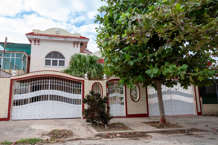 Residencia Reyes, Con Piscina - Havana