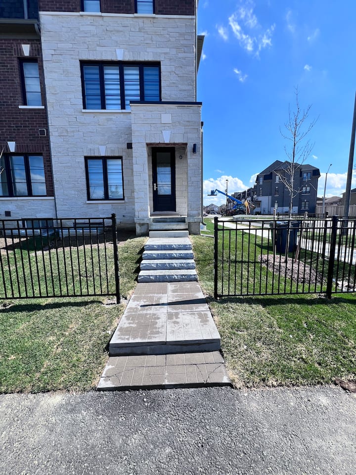 Separate Entrance Suite W/ Parking+laundry|airport - Mississauga