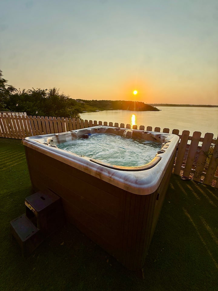 Belton Lakeside Retreat + Hot Tub + Lake Access - United States