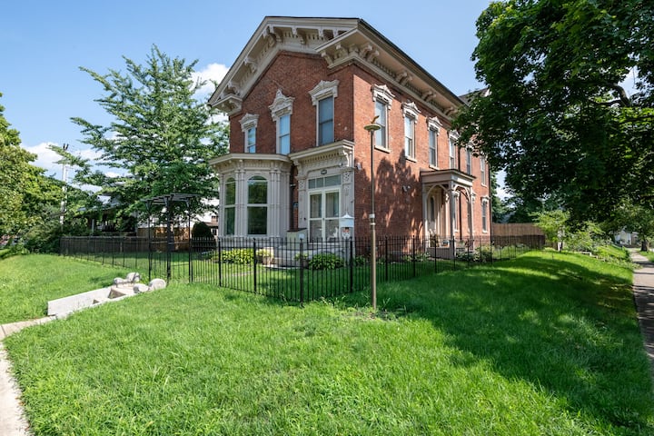 Room 4 Salem House - West Lafayette, IN