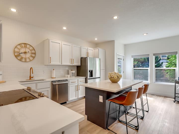Updated Townhome Close To Ohsu - Portland, OR