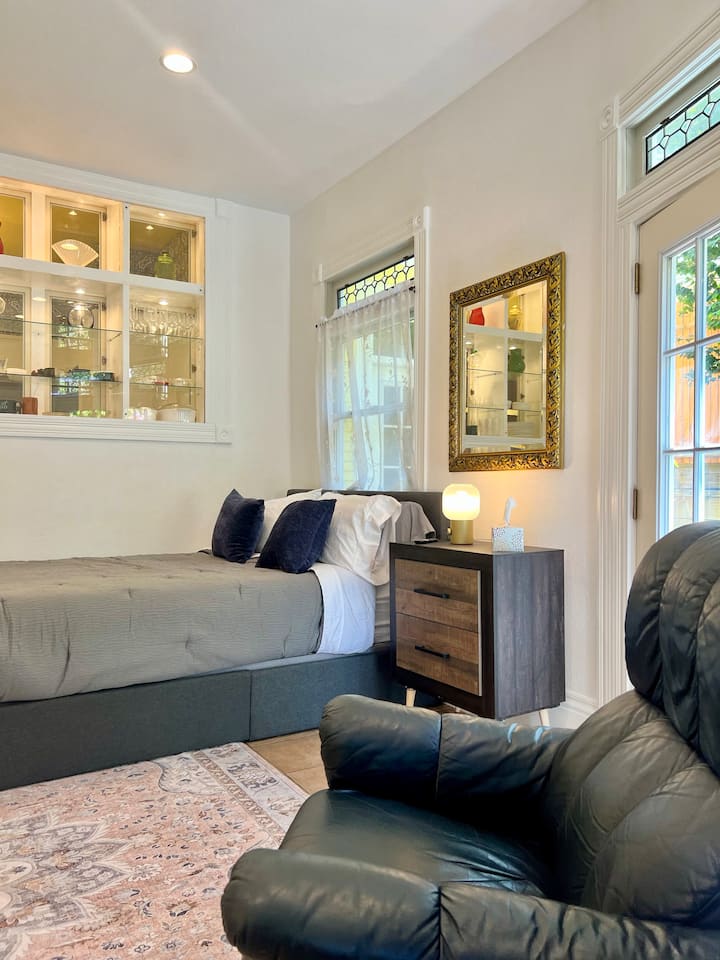 Bright Large Apt. W/ Workspace & Yard By San Fran - Sausalito, CA