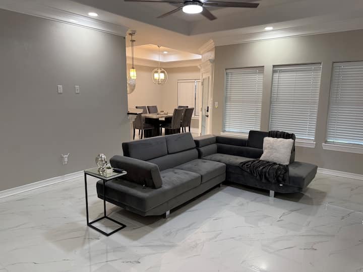 Family-friendly 3br + Home Office - Brownsville, TX