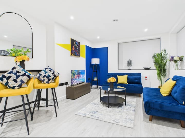 Radiant & Modern | 2 Bedroom | Sleeps 8 - Mill Hill