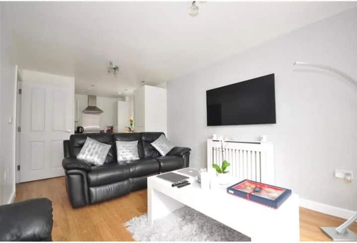 Modern | Clean Ex Show Home | Private Terrace - Brentwood