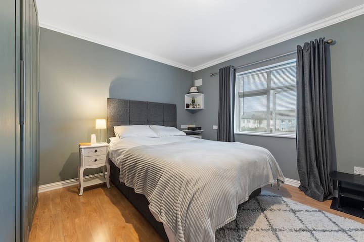 Modern King Room, Coastal Walks, In Galway City - Oranmore