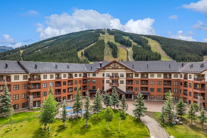 Mountains Views + Hot Tubs, Hiking & Balcony - Copper Mountain, CO