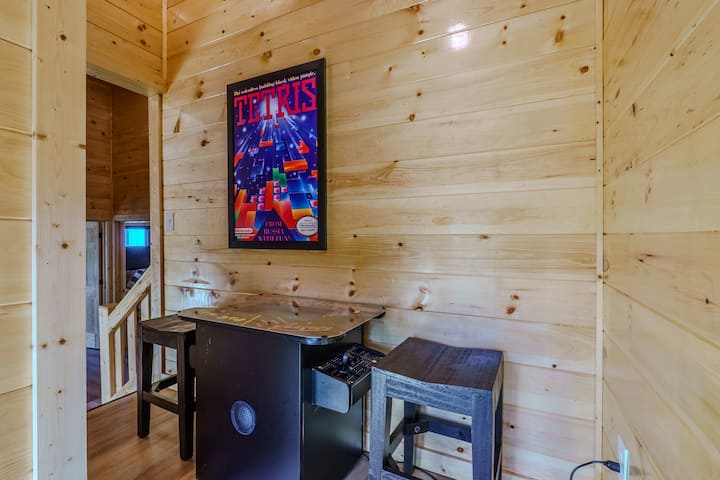 Arcade, Foosball, Hot Tub, Fire Pit Set In Woods - Sevierville