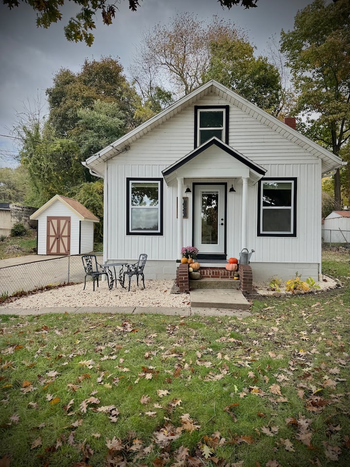 Lake View W/ Fire Pit Reading Nook & Fenced Yard - Portage Lakes, OH