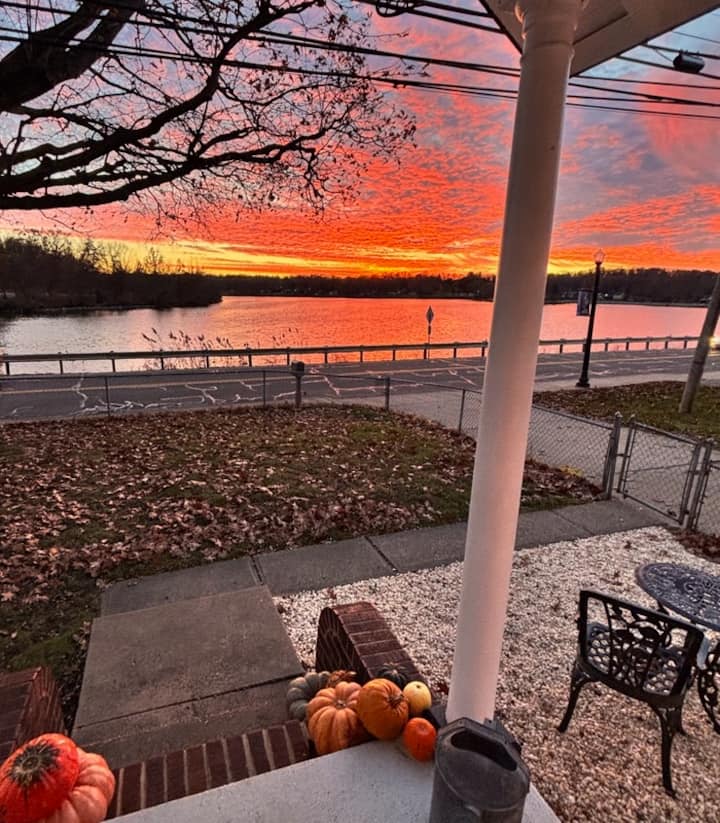 Lake View Reading Nook & Fenced Yard For Pets - Portage Lakes, OH