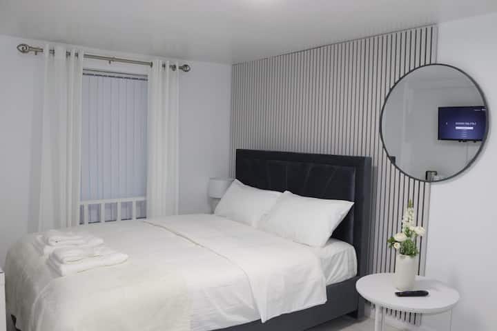 White Cozy Roomz (Sleeps 7) - Oldham