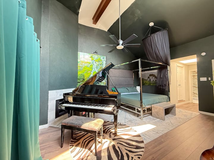 Grand Piano, Huge Geodes, Powerful Artistic Home - Dallas