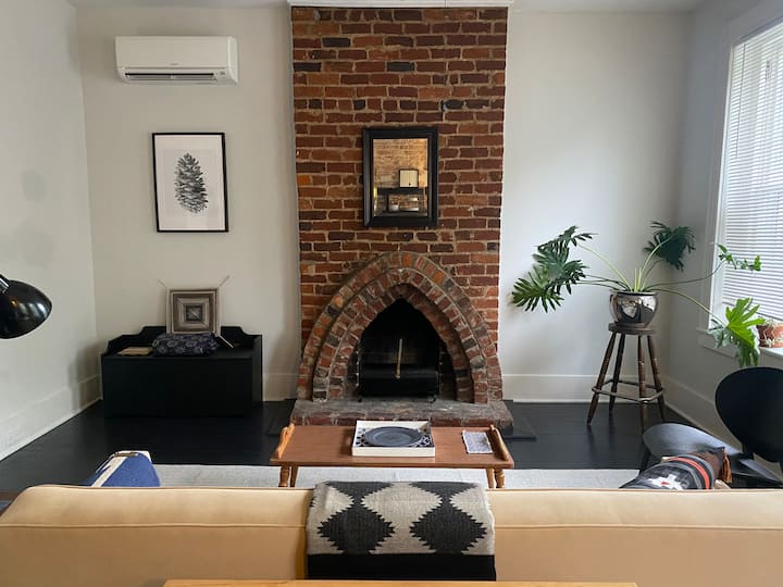 Artful 1 Bdrm Apt W/ Parking In The Fan - Richmond, VA