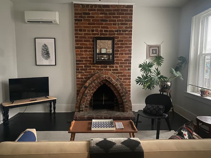 Artful 1 Bdrm Apt W/ Parking In The Fan - Richmond, VA