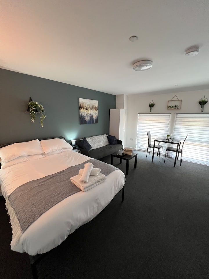 Bright City Escape • 2 Mins To Train & Theatre - Wolverhampton