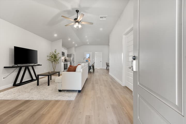 West Lubbock Sunset Retreat - Lubbock, TX