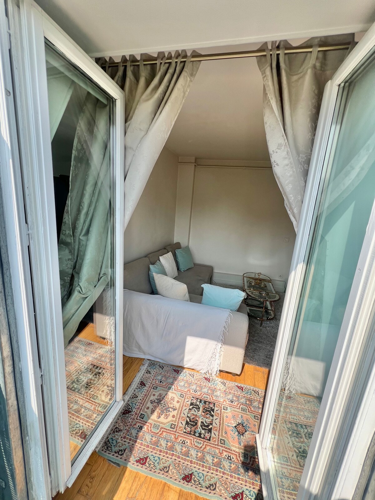 Charmant appartement parisien - Flats for Rent in Paris, Île-de-France ...