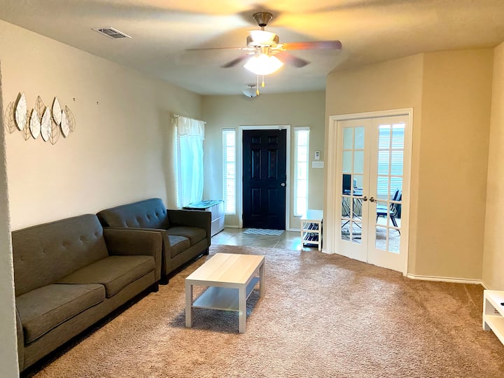 Relaxing Three Bedroom Stay - Fort Worth, TX