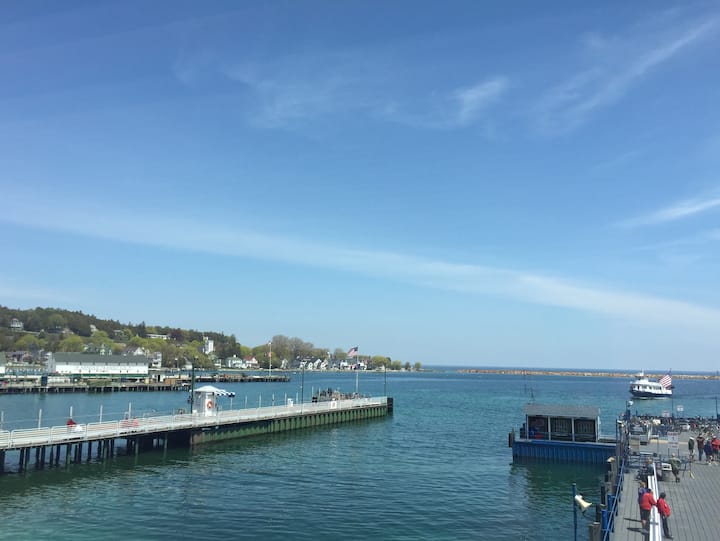 Downtown Harbor Penthouse - マカノー・アイランド, MI