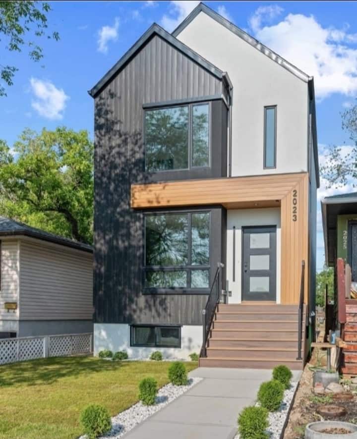 Chic Urban Comfort In Cathedral Village - Regina
