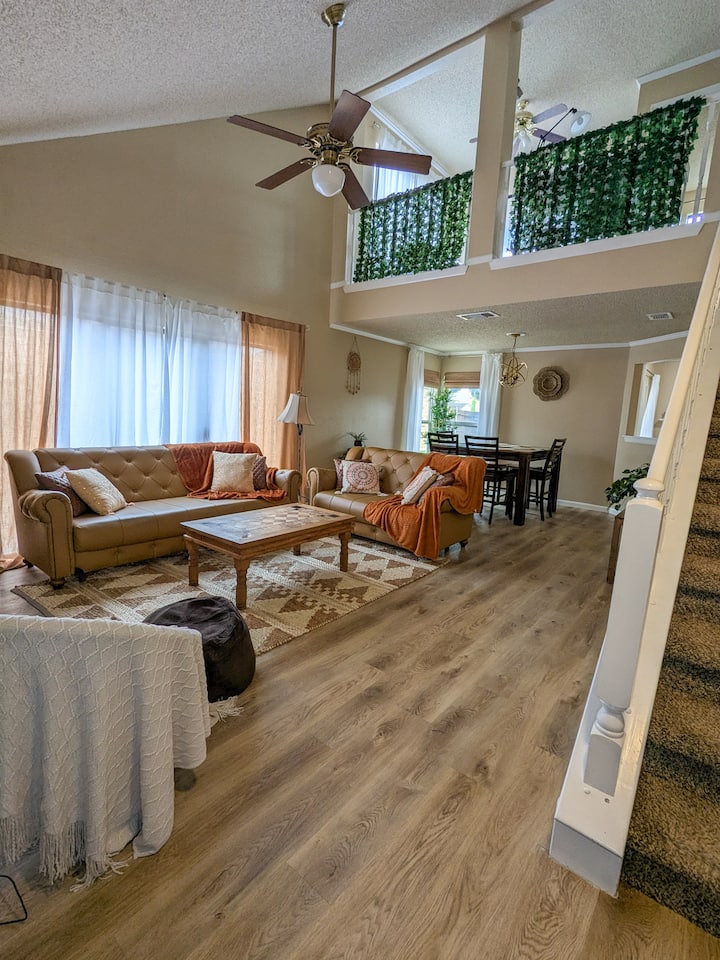 Comfortable 3 Bed 2 Bath Pet Friendly Home - Carrollton, TX