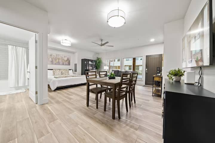 Walkable Lake Oswego Luxury Studio Dog Friendly - Lake Oswego, OR